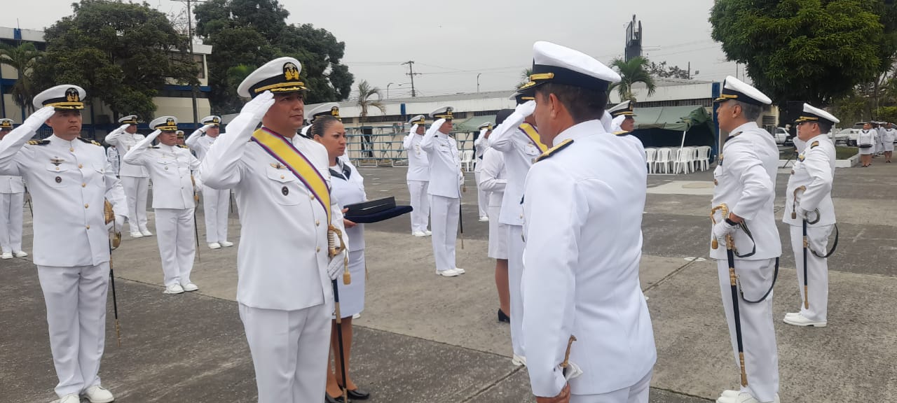 FUERZA NAVAL CONDECORÓ A 33 SEÑORES OFICIALES POR TIEMPO DE SERVICIO ...