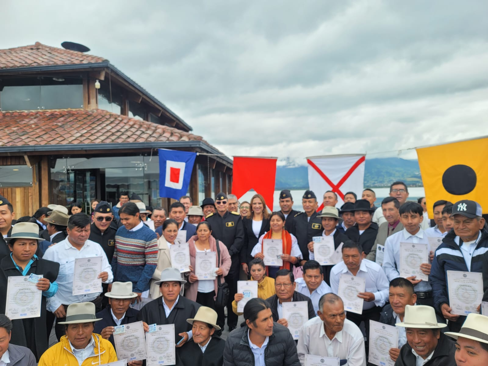 Entrega de títulos y matrículas otorgadas por la Fuerza Naval a la ...
