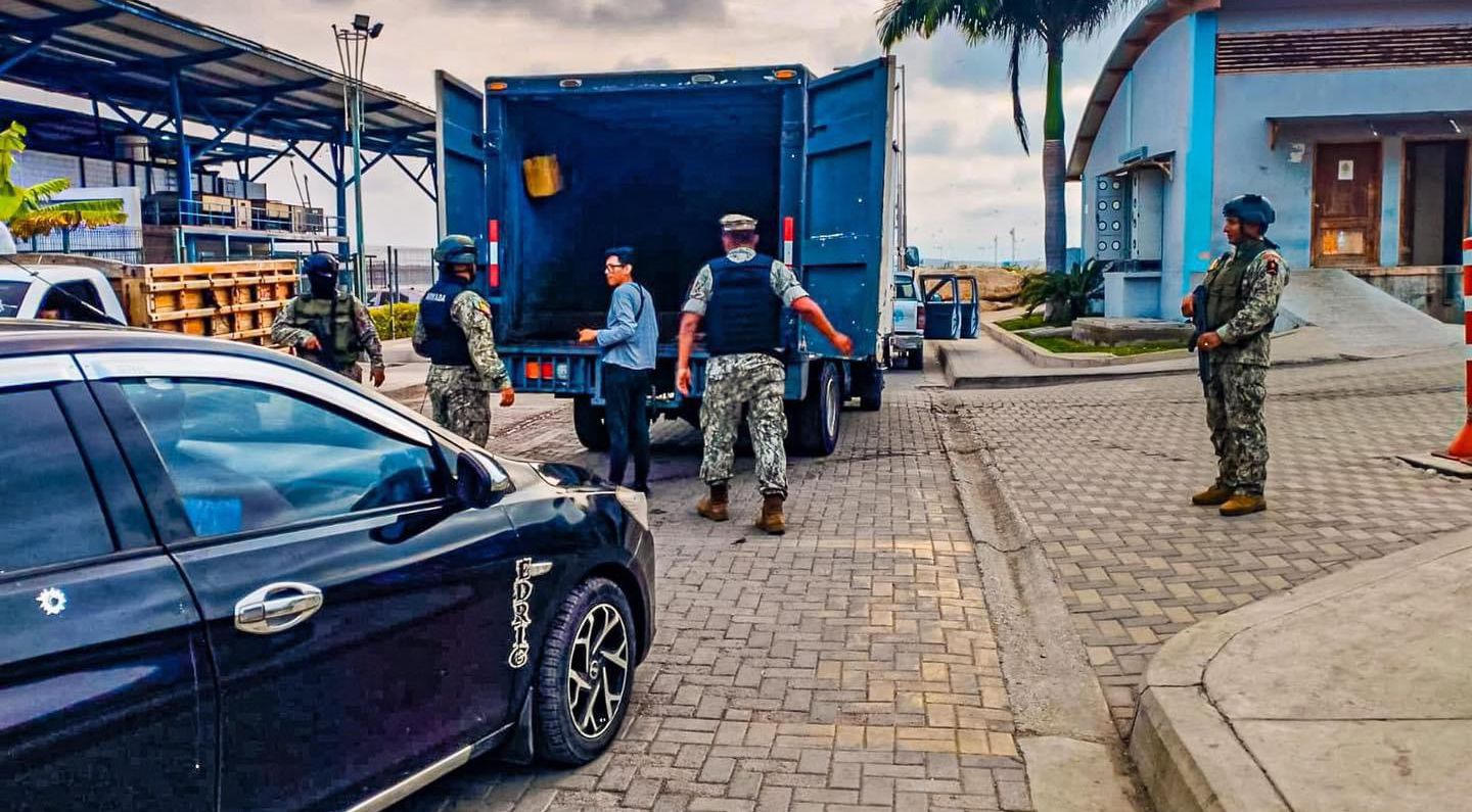 Armada del Ecuador brinda seguridad en poblaciones de la península ...