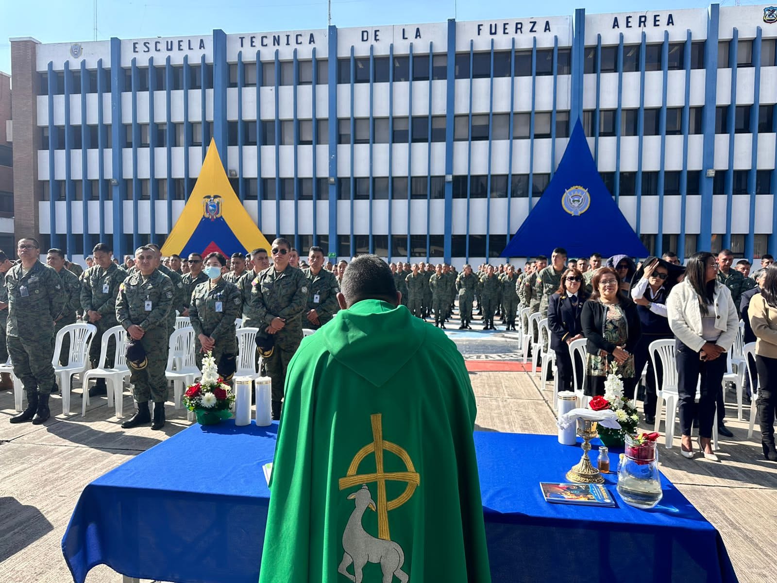 Entrega de armas y bendición de insignias de la sexagésima a soldados ...