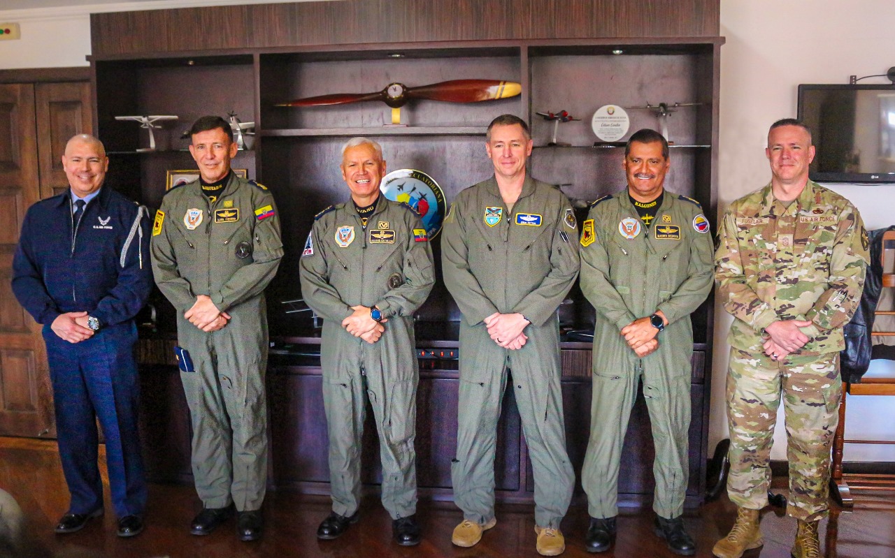 Visita del mayor general Evan Pettus, comandante de la doceava flota de ...