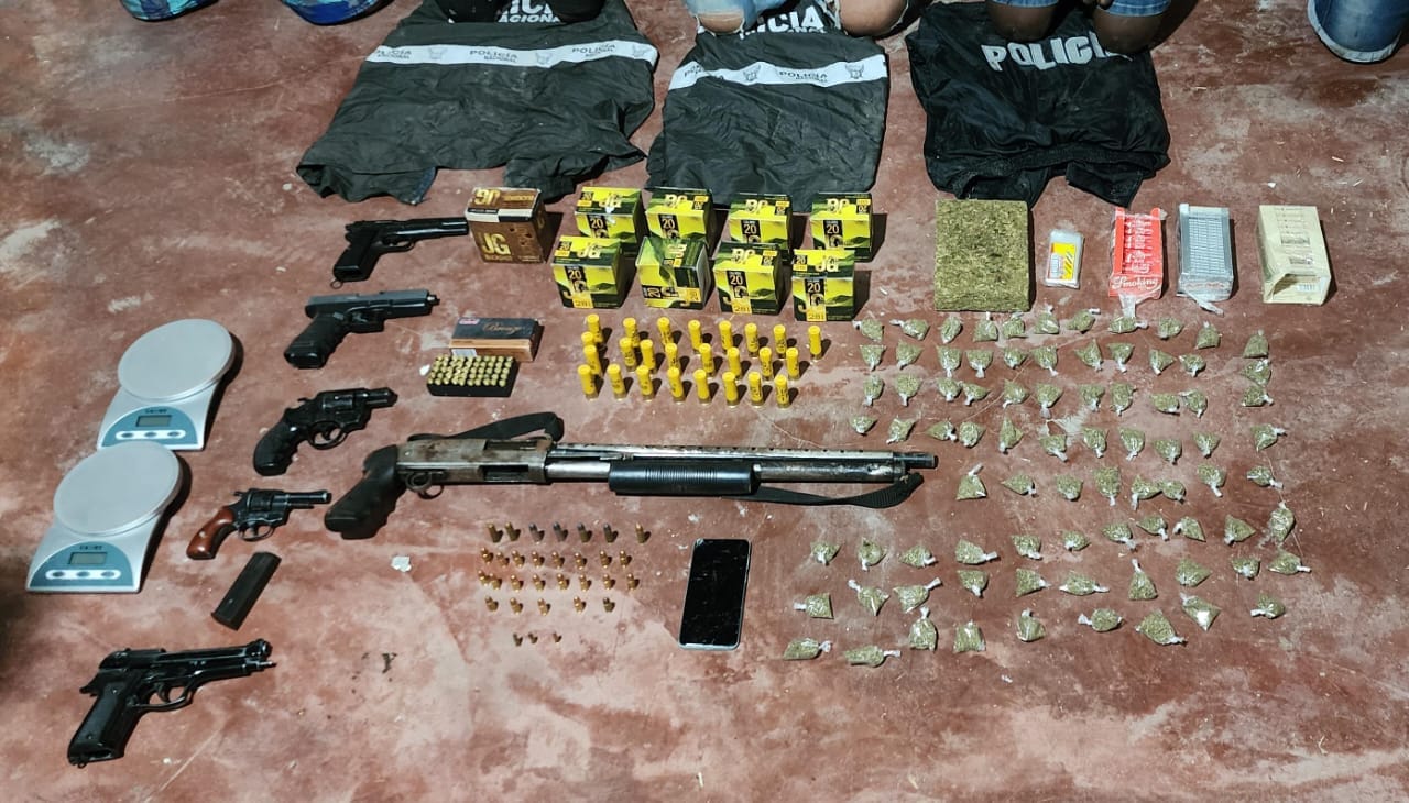 Militares decomisan armas y droga en Cotacachi – Radio Naval | 1510 AM