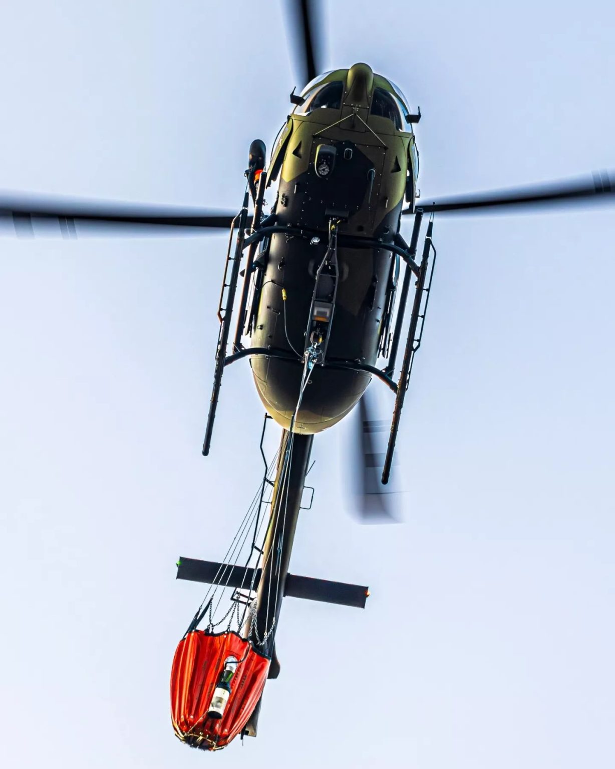 FAE incrementa operaciones aéreas para combatir el fuego en Quito ...