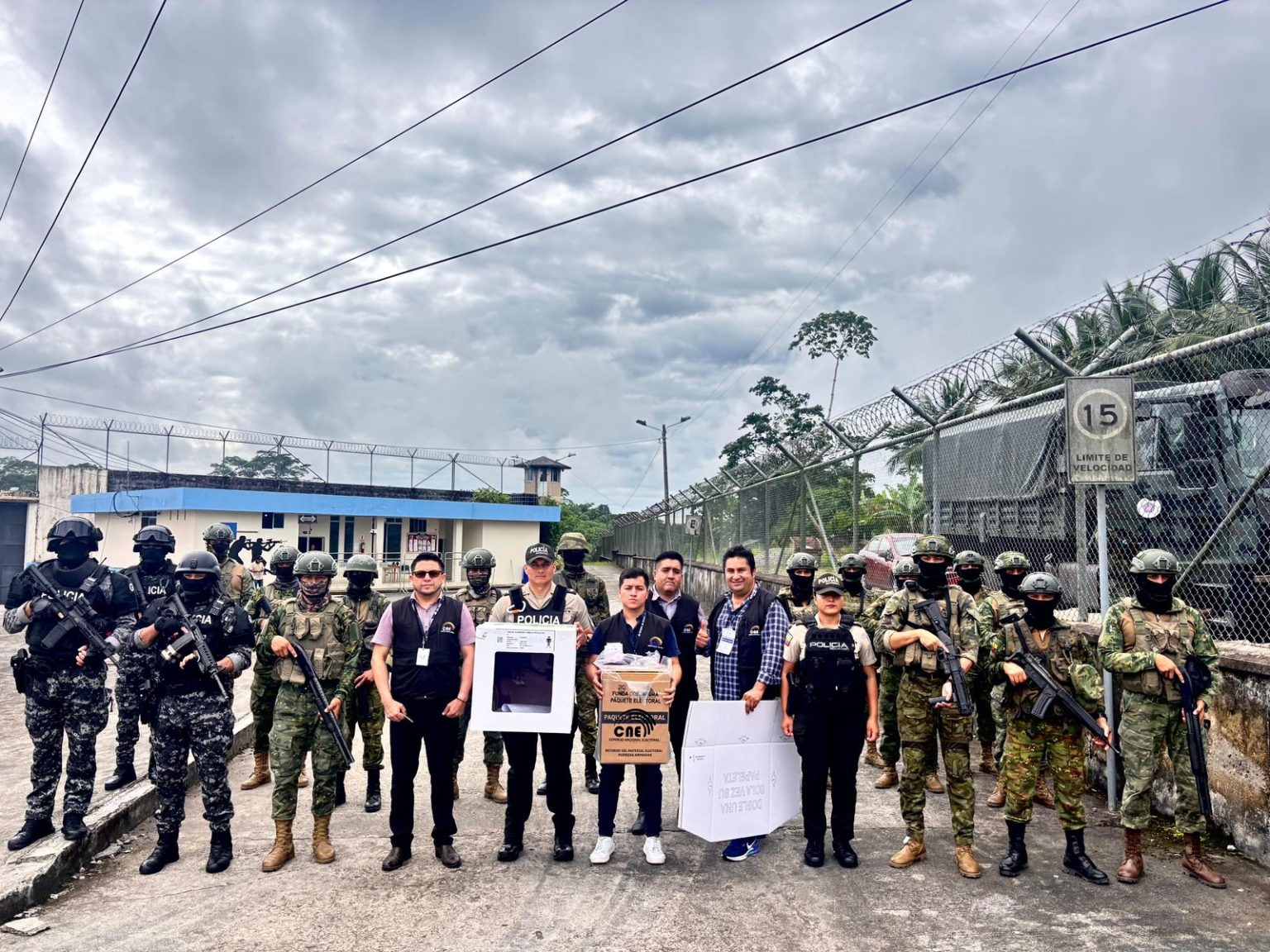 FF. AA. aseguran el normal desarrollo del voto de PPL en Ecuador ...